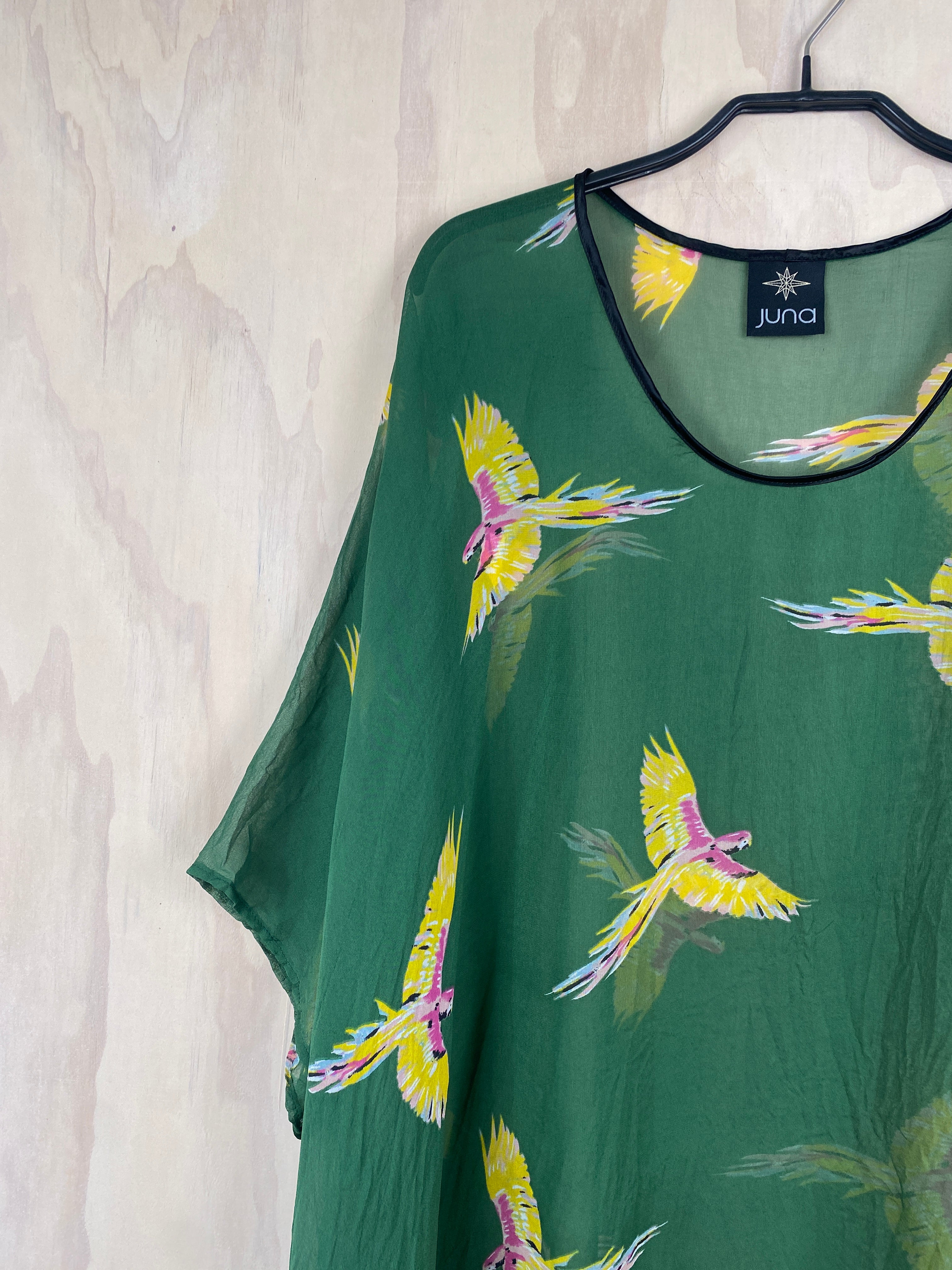 Juna Silk T / Parakeet – Moa Grey Lynn